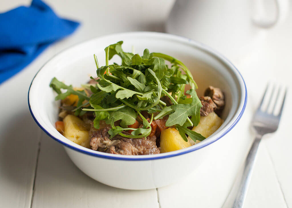 Zomerse runderstoof met rucola - Paleo.nl