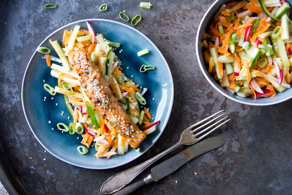 Oosterse zalm met frisse salade - Paleo.nl